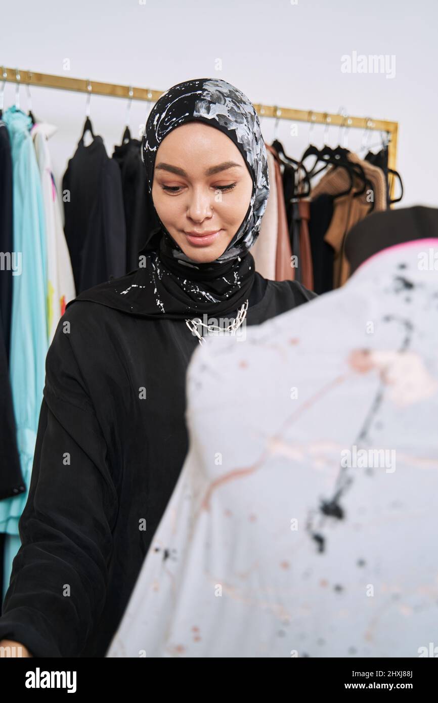 Happy muslim woman working in tailor workshop Stock Photo - Alamy
