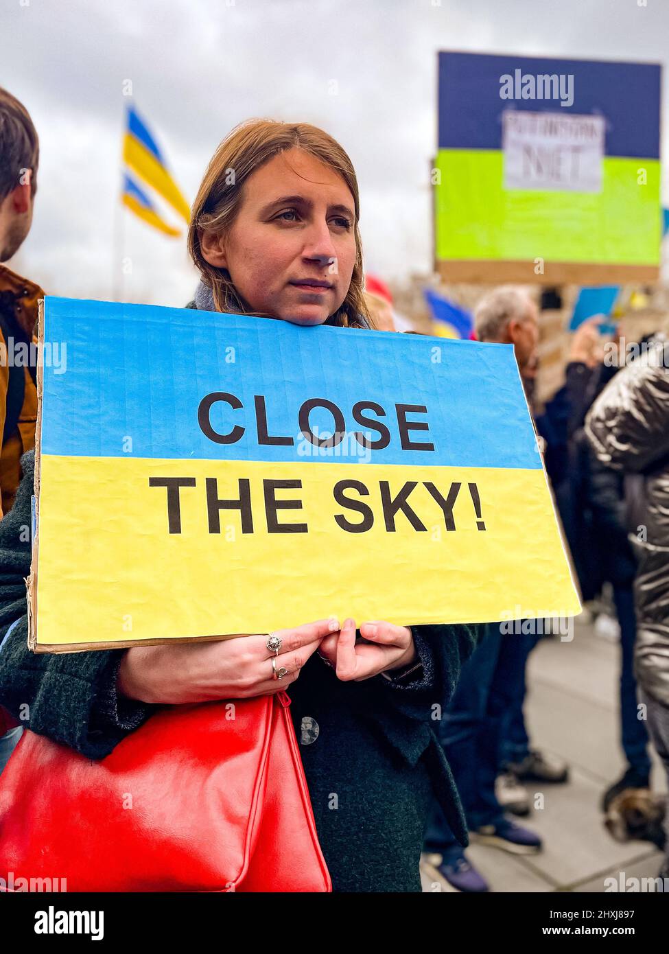 Russia protest paris hi-res stock photography and images - Alamy