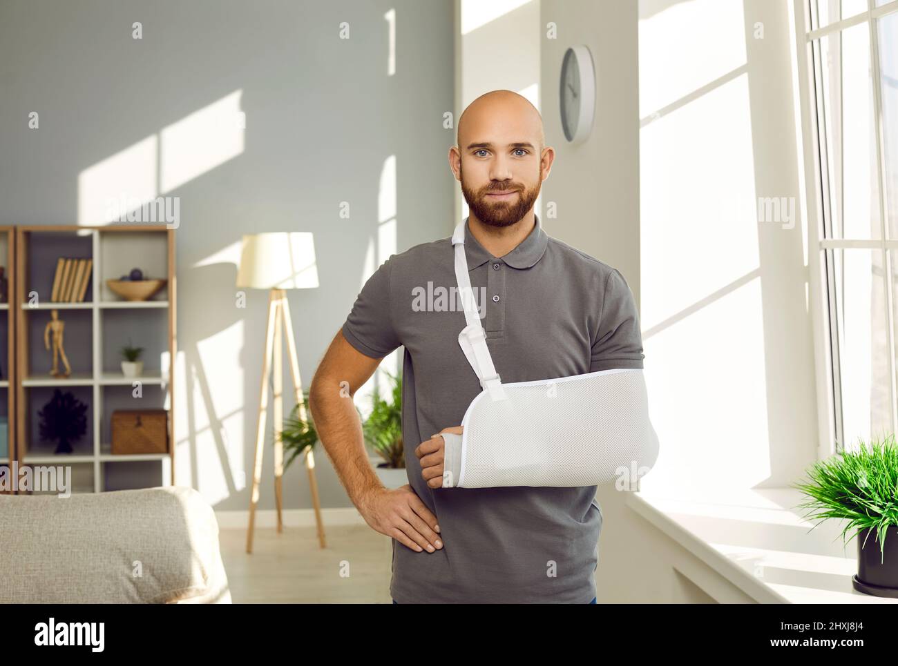 Young man with splint on hand Stock Photo - Alamy