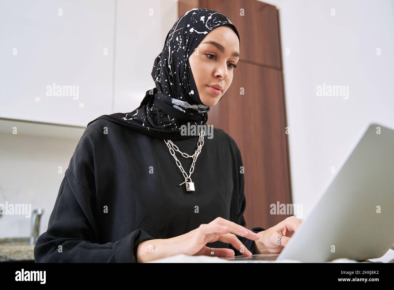 Modern muslim woman study hi-res stock photography and images - Alamy