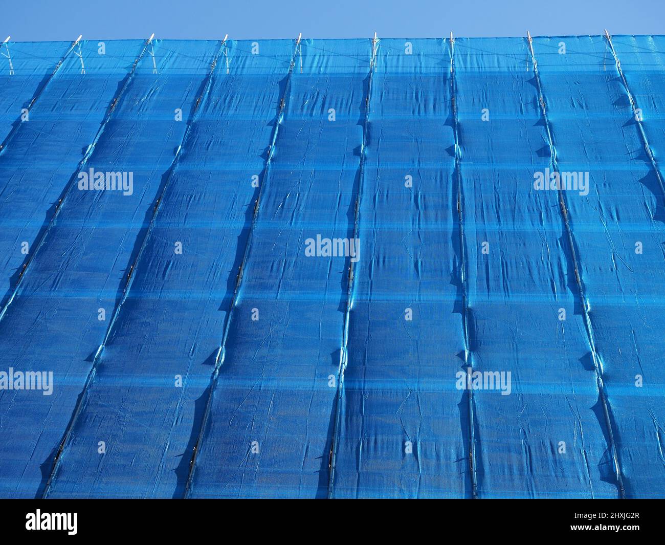 blue cloth on scaffoding in building site Stock Photo - Alamy