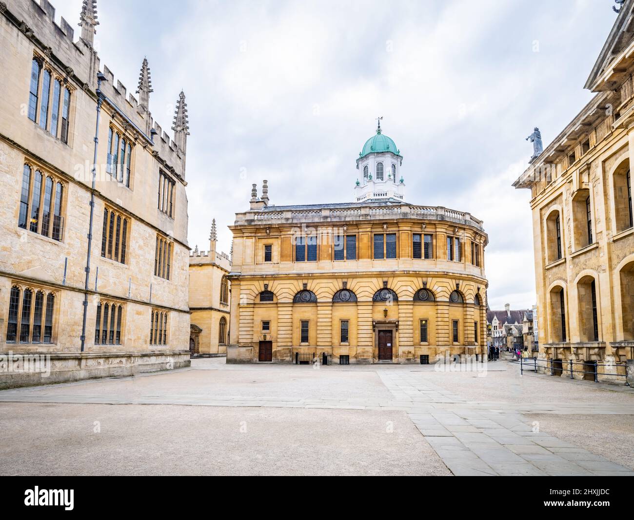 A central Oxford Courtyard with the Old Bodleian Library (left ...