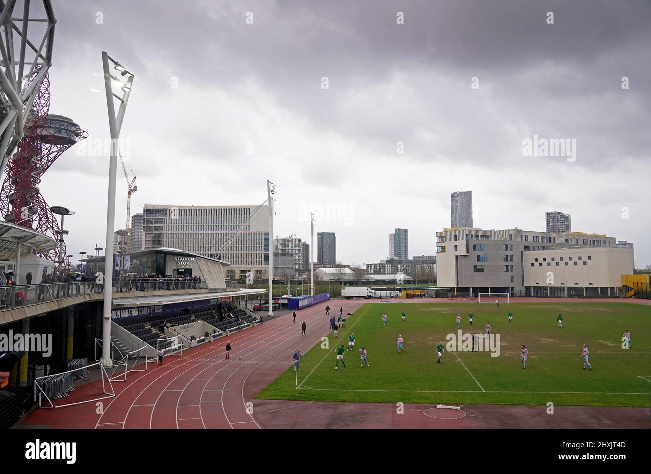 London marathon community track hi-res stock photography and images - Alamy