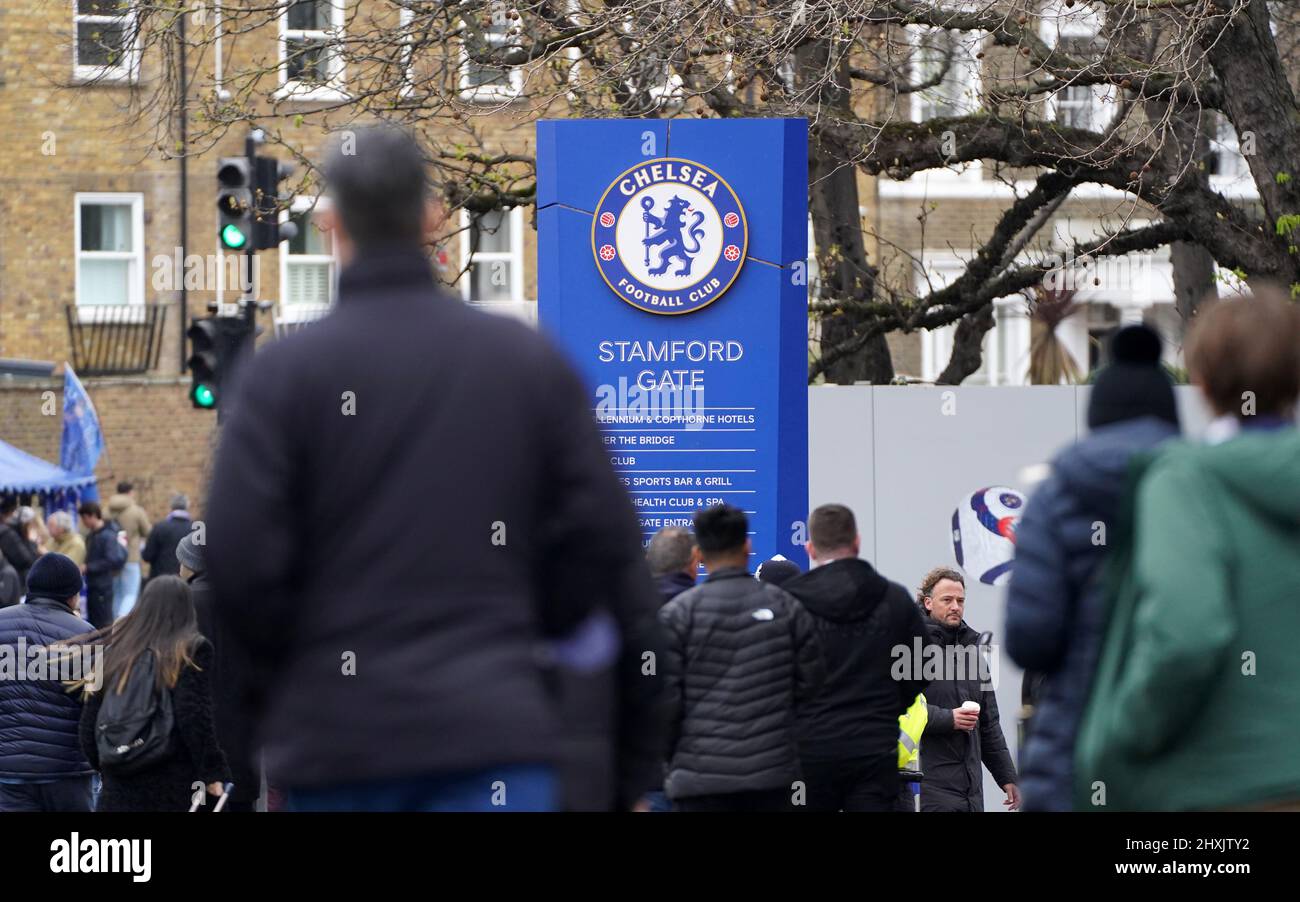 Chelsea fc fans premier league hi-res stock photography and images - Alamy