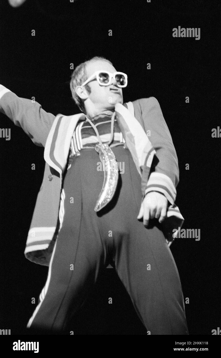 Elton john 1970s hi-res stock photography and images - Alamy