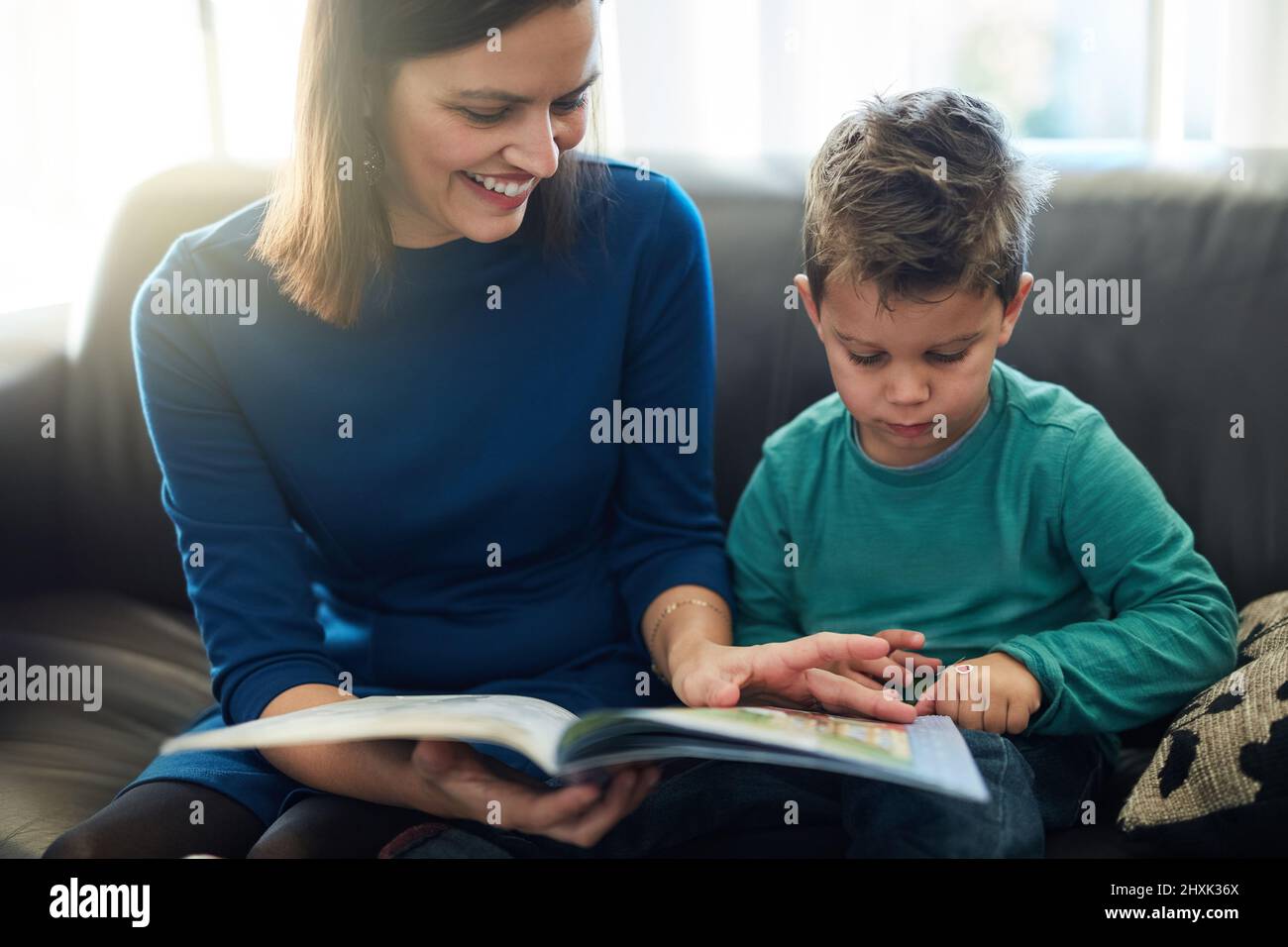 Children sharing book hi-res stock photography and images - Alamy