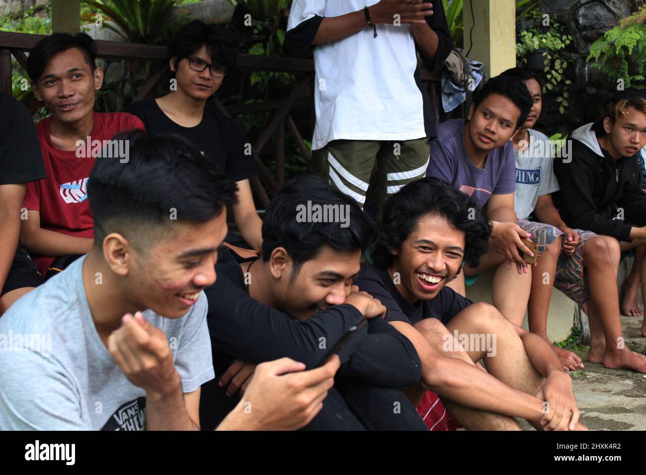 Students laughing 12 hi-res stock photography and images - Alamy