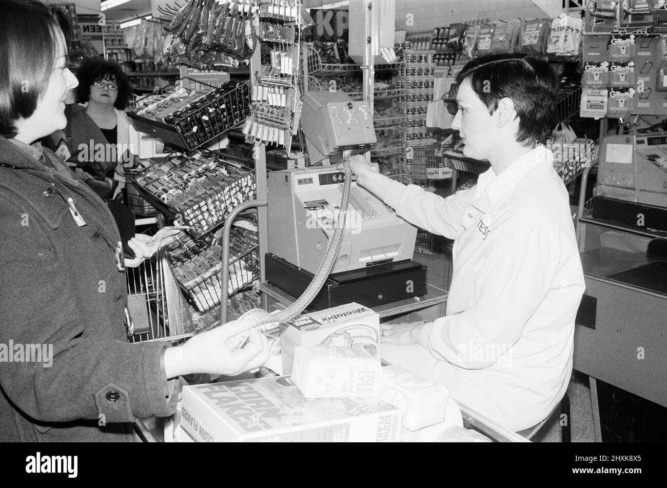 Supermarket cashier 1970s hi-res stock photography and images - Alamy