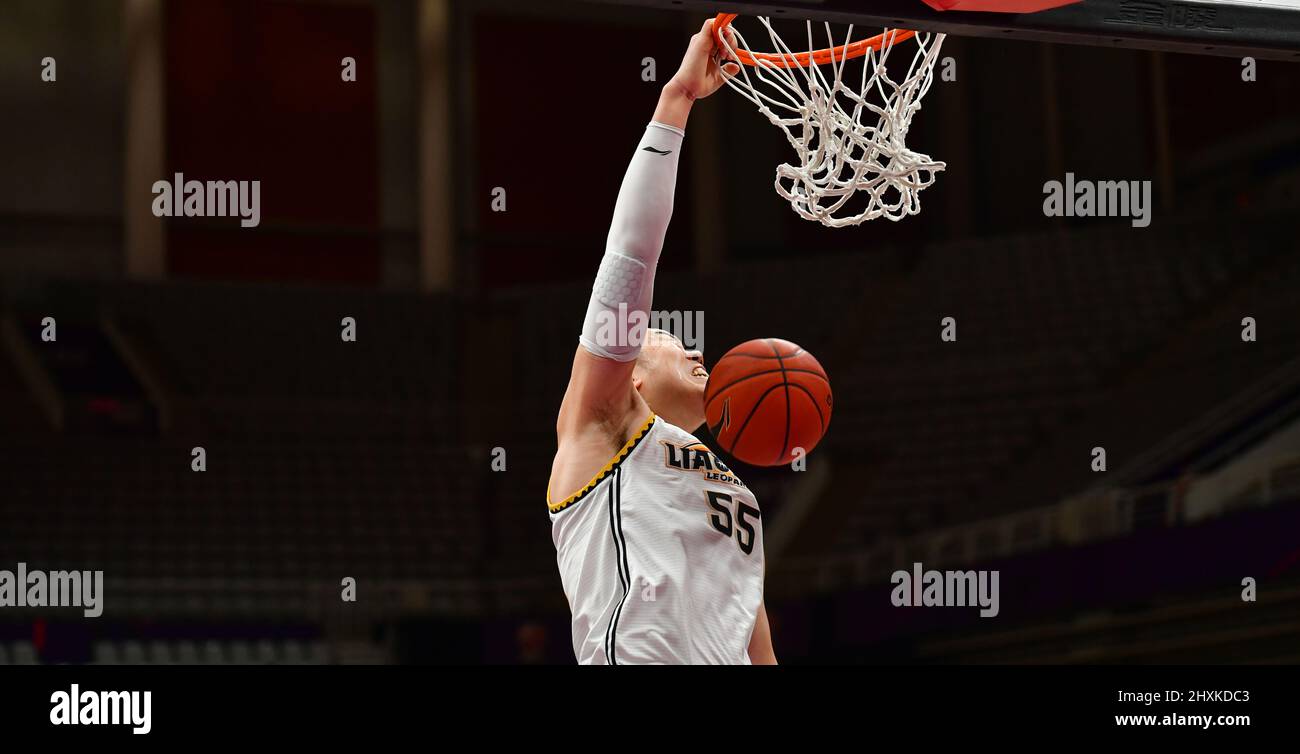 Shenyang. 13th Mar, 2022. Han Dejun of Liaoning Flying Leopards dunks ...