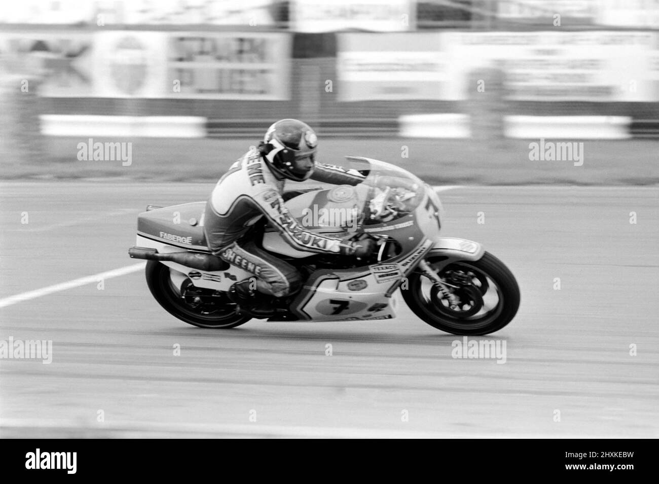 Barry Sheene racing during practice. August 1977 Stock Photo - Alamy