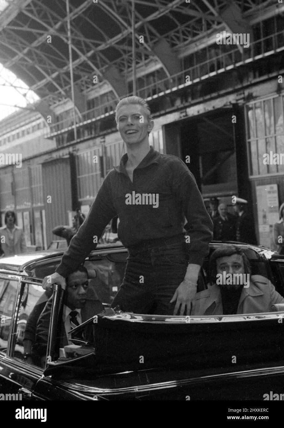 Pop singer David Bowie smiles as he arrives at Victoria Station in ...