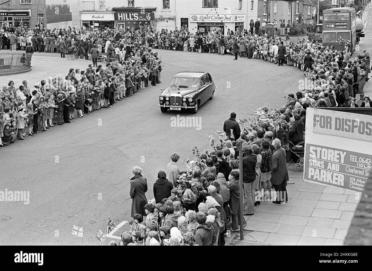 Spectators await Queen Elizabeth II in Eston during her Silver Jubilee ...