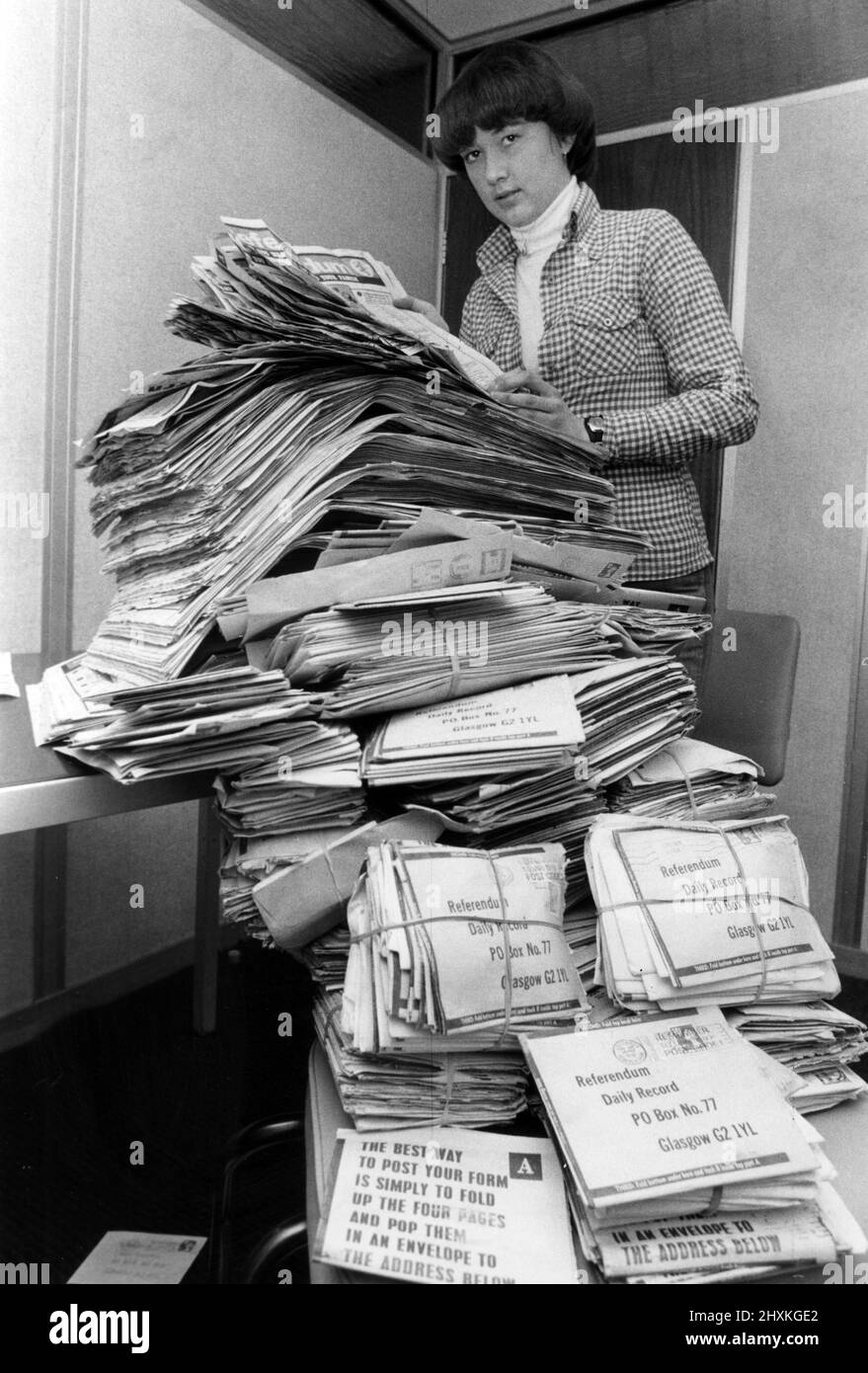 1970s office newspaper hi-res stock photography and images - Alamy