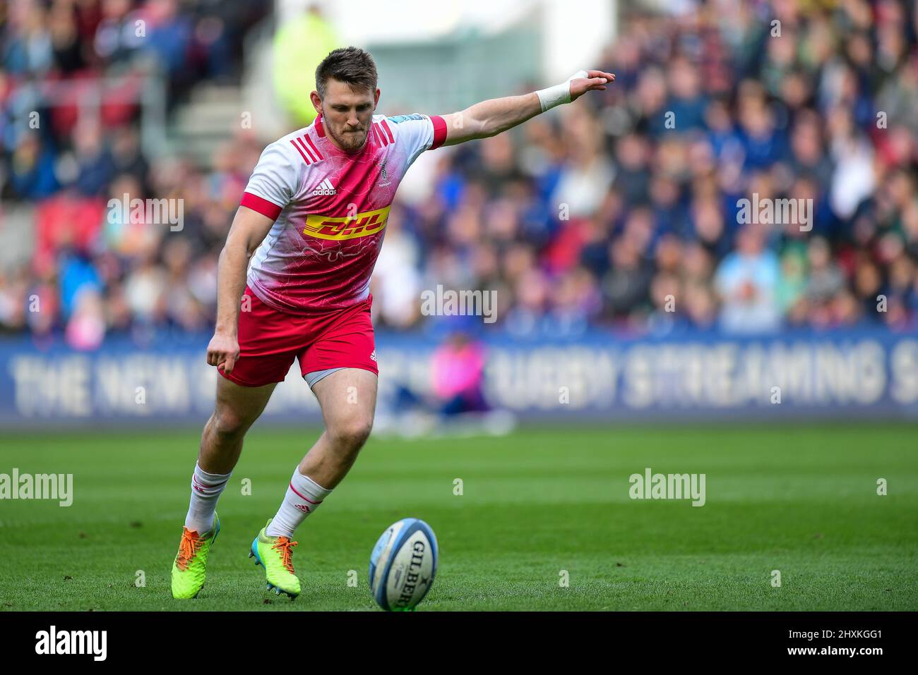 Will Edwards of Harlequins Rugby, makes a conversion Stock Photo - Alamy
