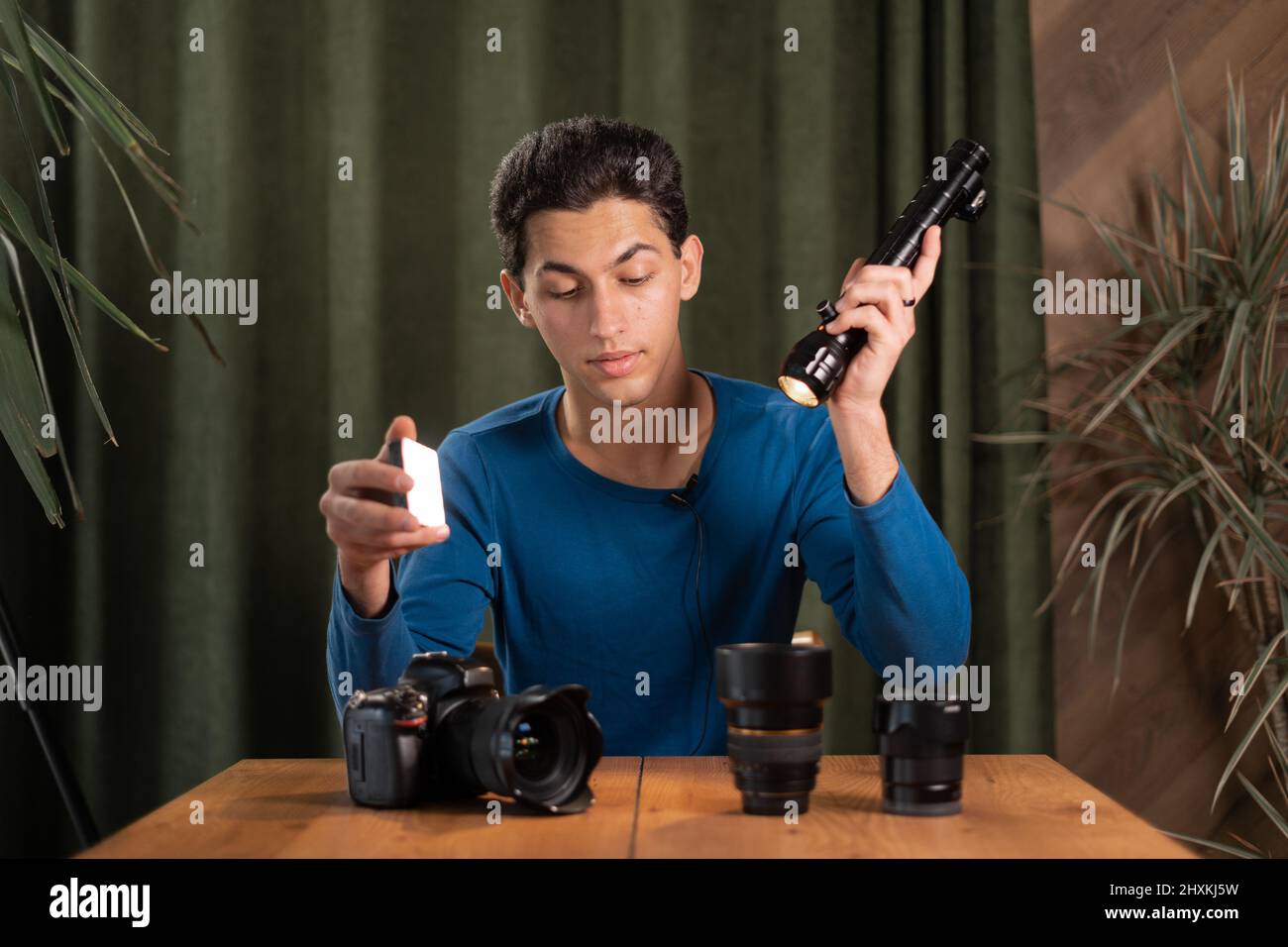 arab Guy-photographer records a video tutorial for photographers and a ...