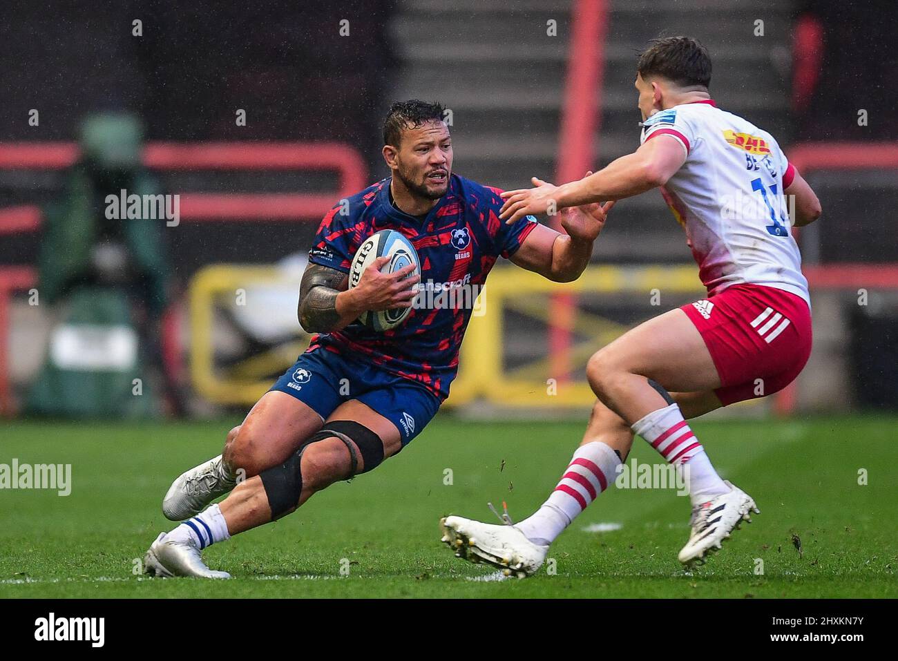 Alapati Leiua of Rugby Bristol Bears, takes on Oscar Beard of ...