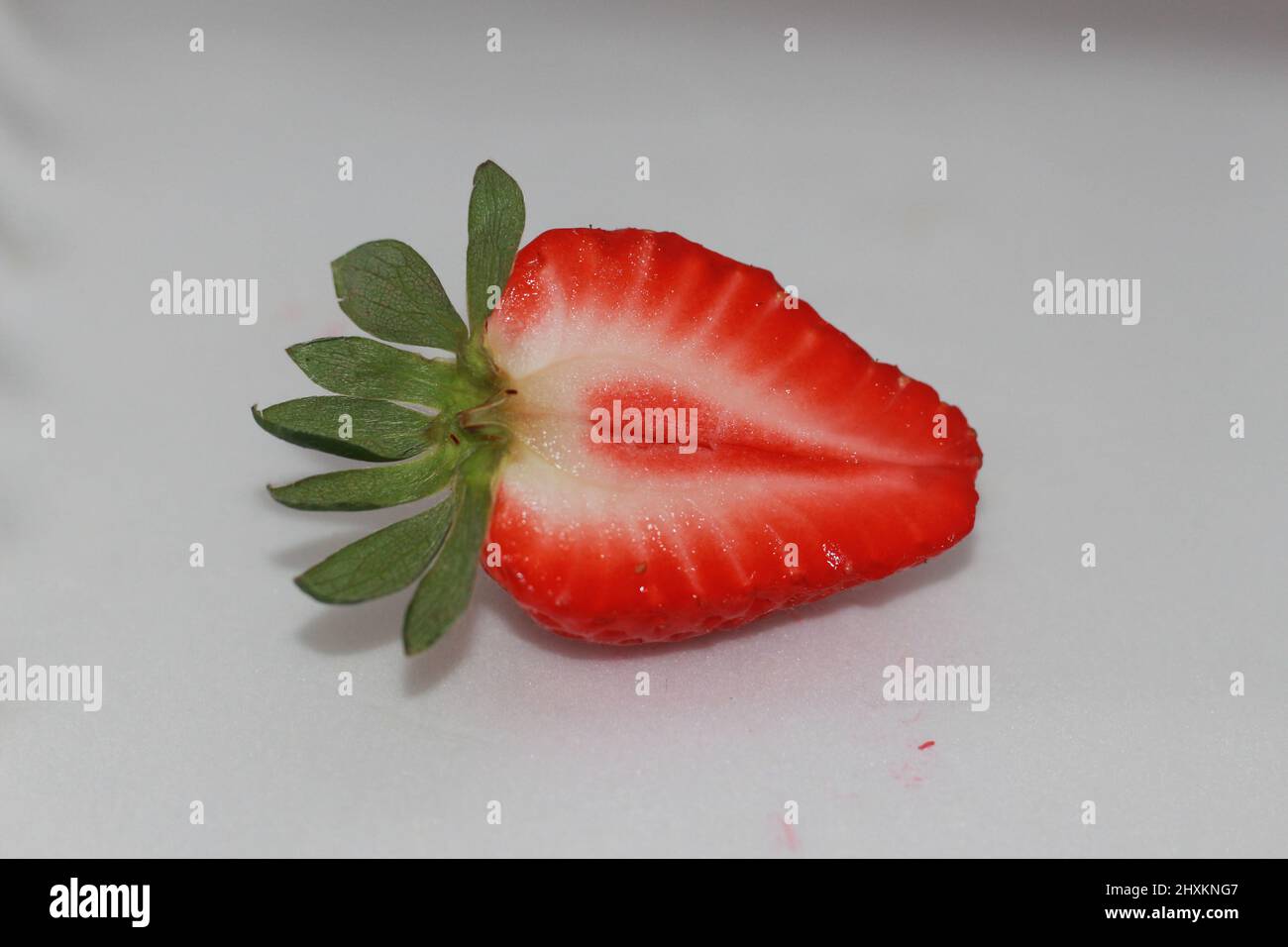 Half slice sharp red strawberry Stock Photo - Alamy