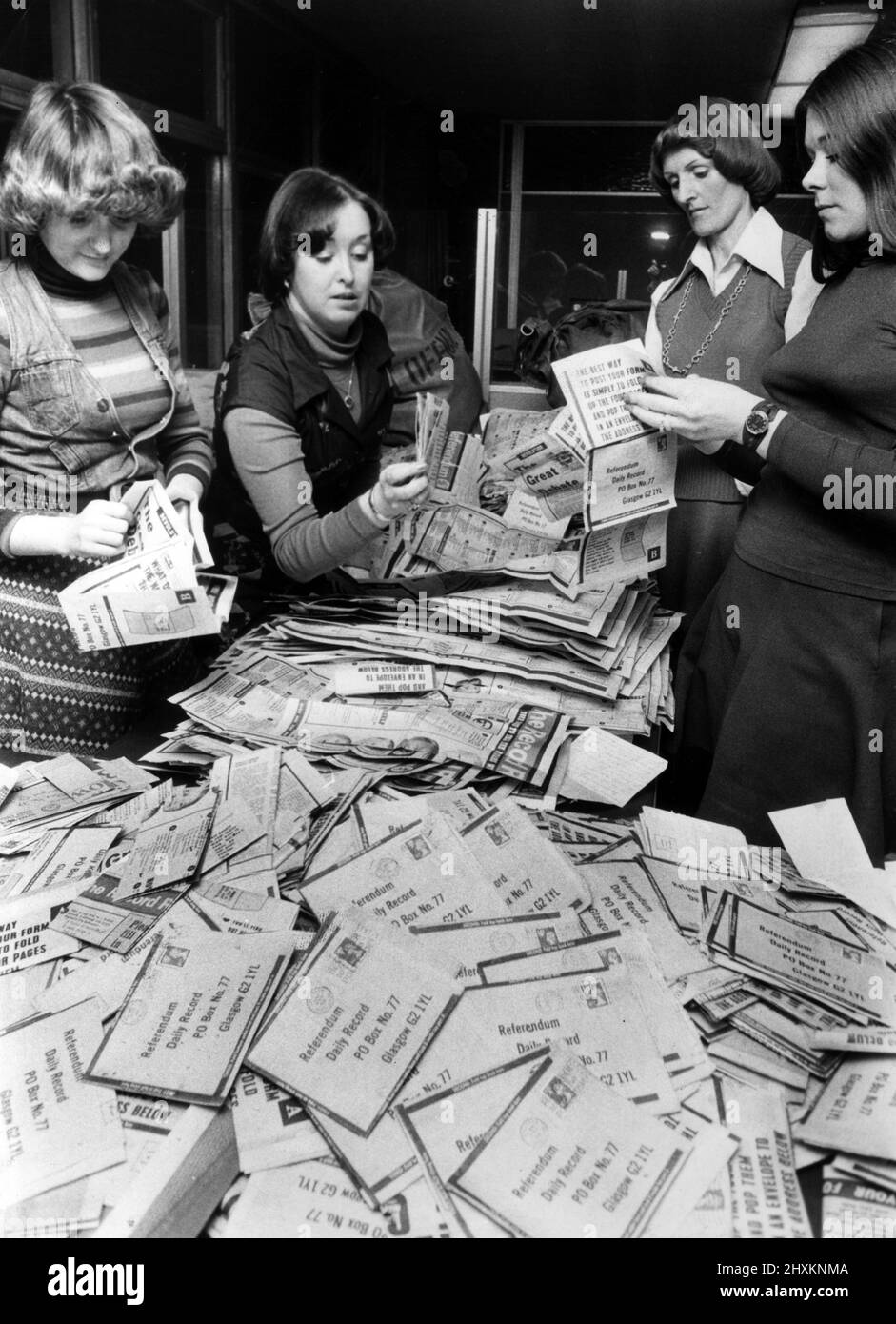1970s office newspaper hi-res stock photography and images - Alamy