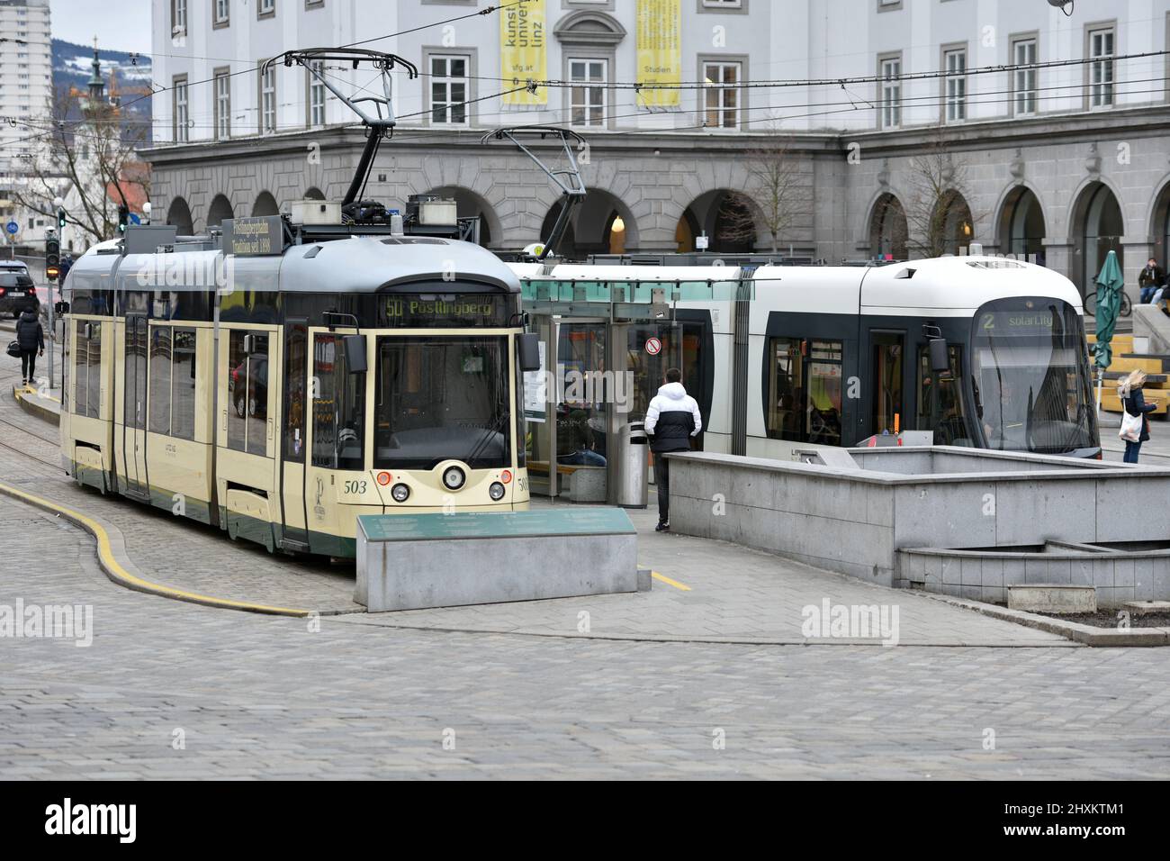 Straßenbahn und Pöstlingbergbahn auf dem Linzer Hauptplatz - Tram on ...