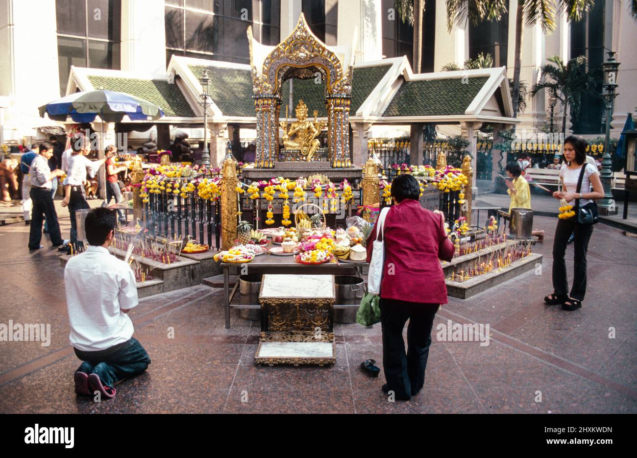 Spiritual lunch-break. Bangkok citizens visit Erawan shrine at the ...