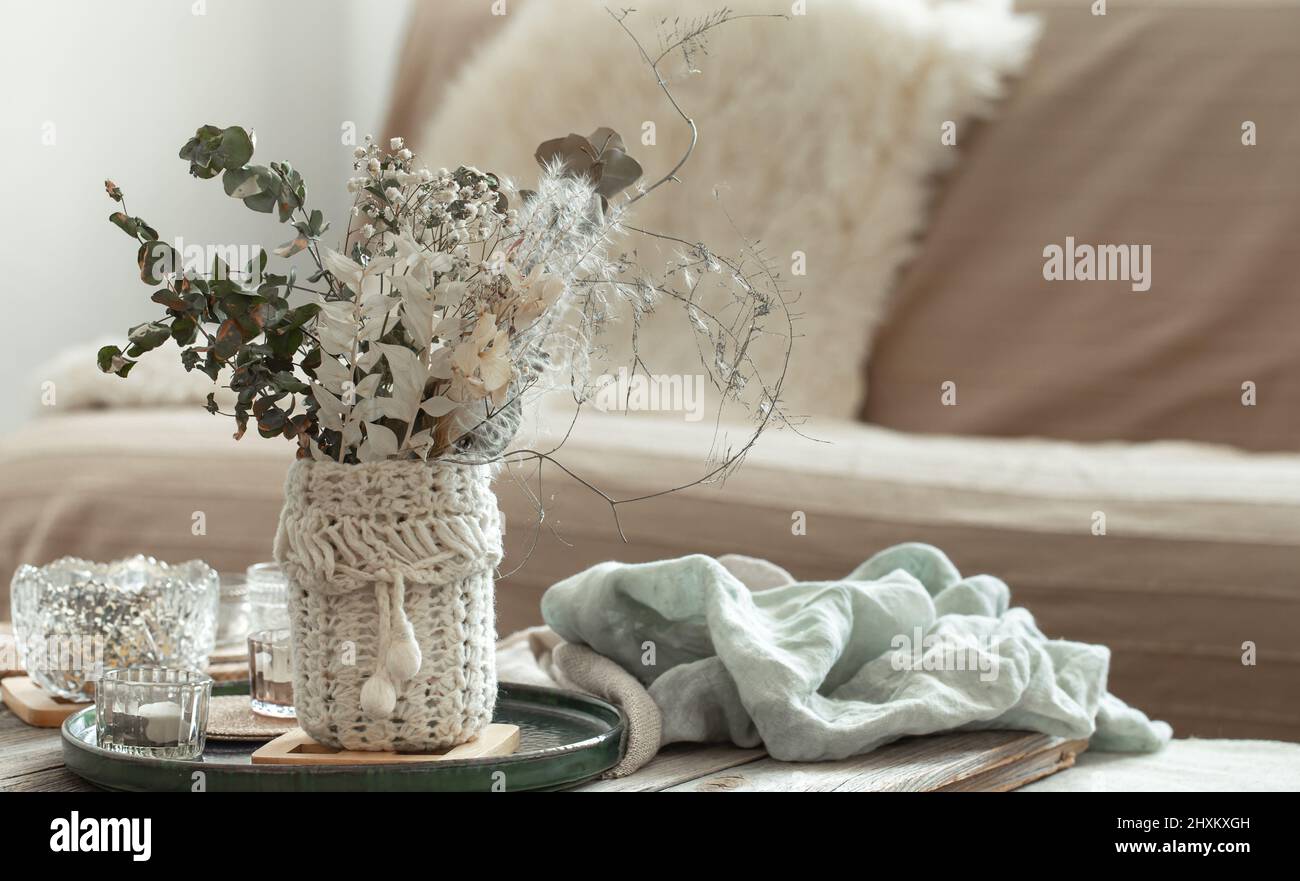 Cozy home background with dried flowers in a vase in the interior Stock ...