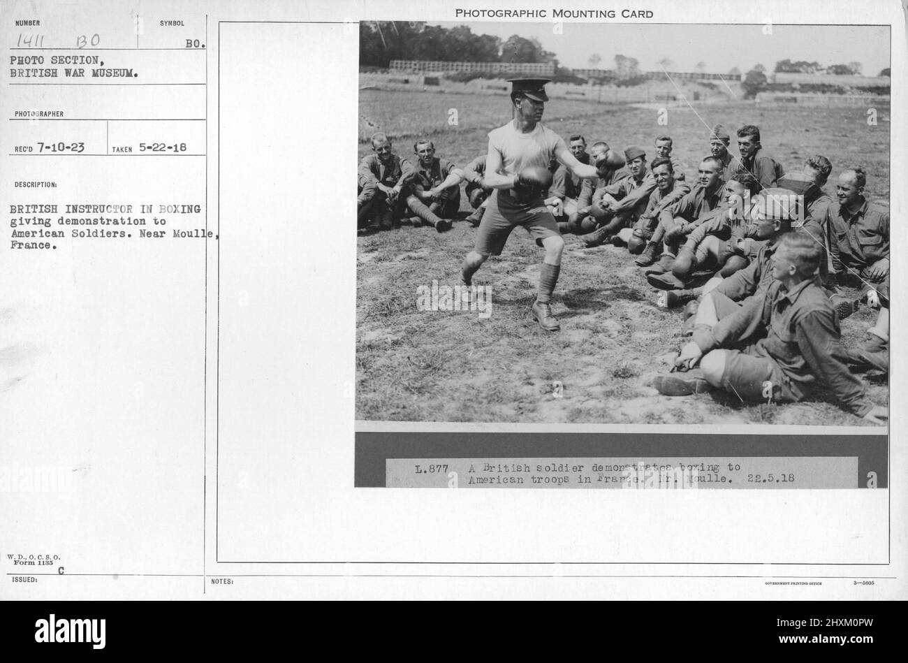 British instructor in boxing giving demonstration to American soldiers ...