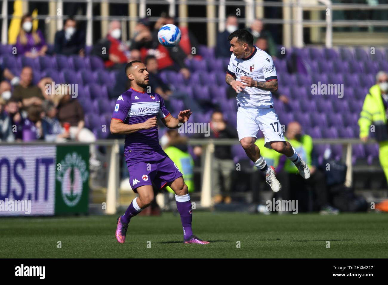 Gary Medel (Bologna)Arthur Cabral (Fiorentina) during the Italian ...