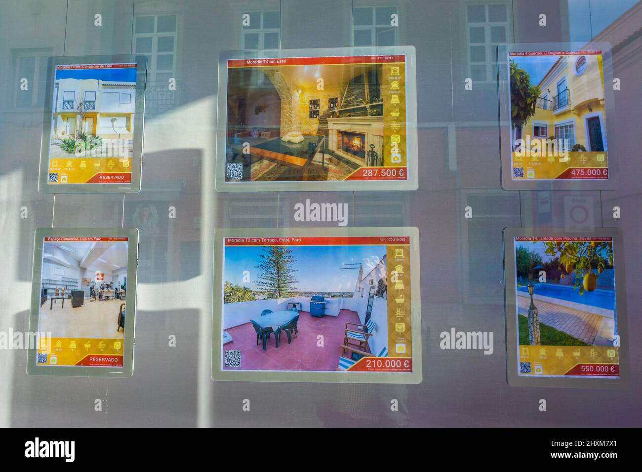 Travel agency window hi-res stock photography and images - Alamy