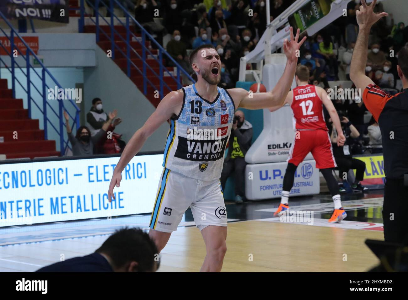 13 tres tinkle vanoli basket cremona hi-res stock photography and ...