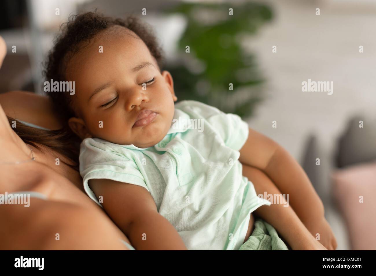 Singing baby to sleep hi-res stock photography and images - Alamy