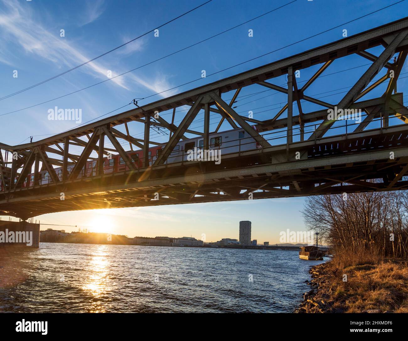 Wien, Vienna: river Donau (Danube), railway bridge Stadlauer ...