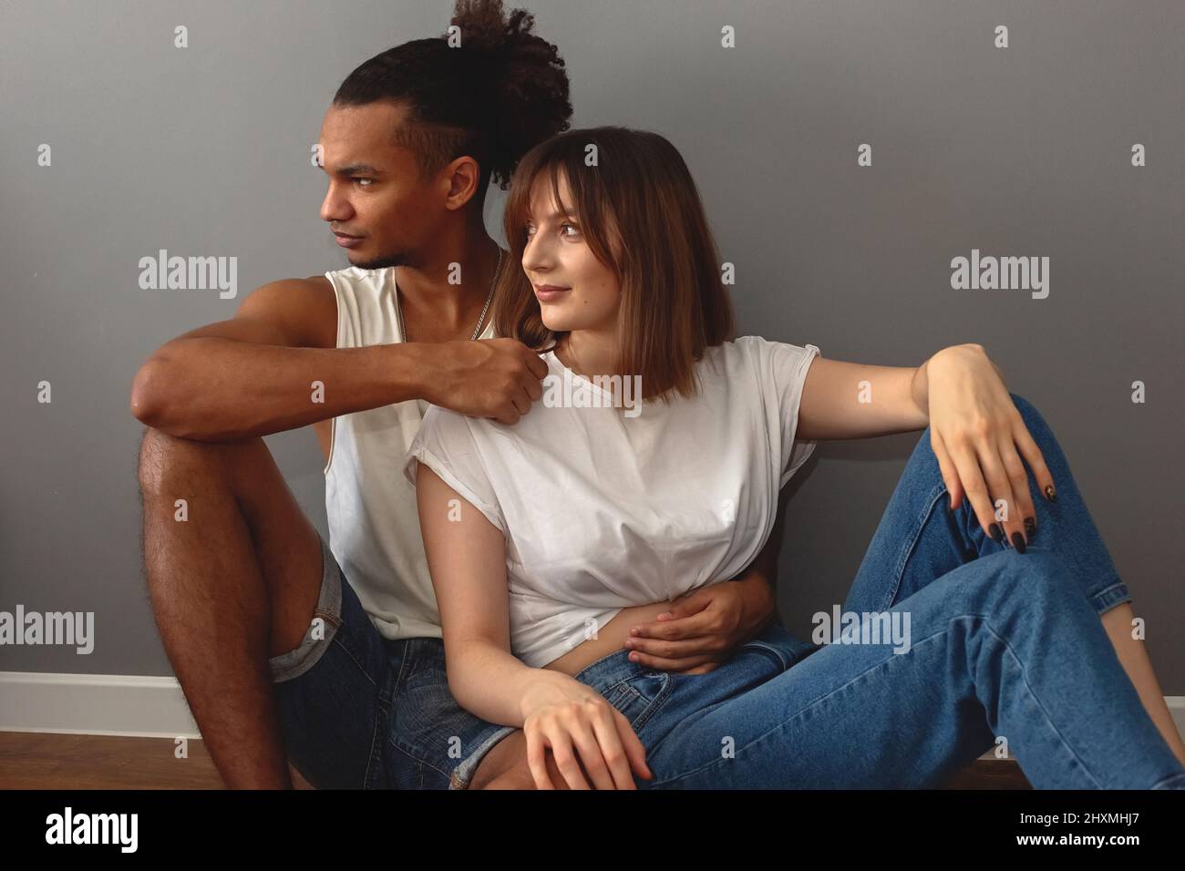 Man sit against wall hi-res stock photography and images - Alamy