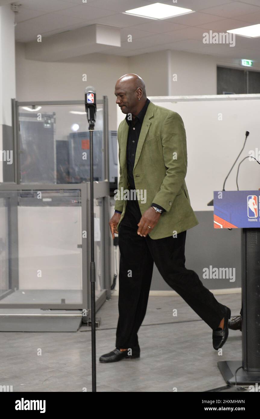Michael Jordan attends a press conference Stock Photo - Alamy