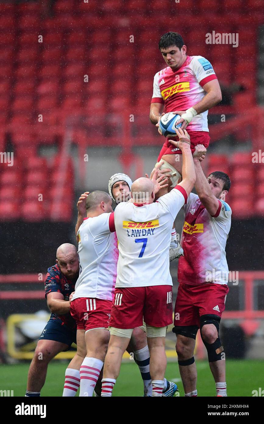 Archie White of Harlequins Rugby, wins the line out ball Stock Photo ...