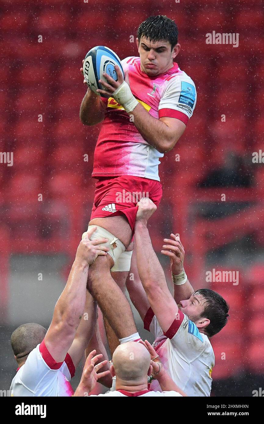 Archie White of Harlequins Rugby, wins the line out ball Stock Photo ...