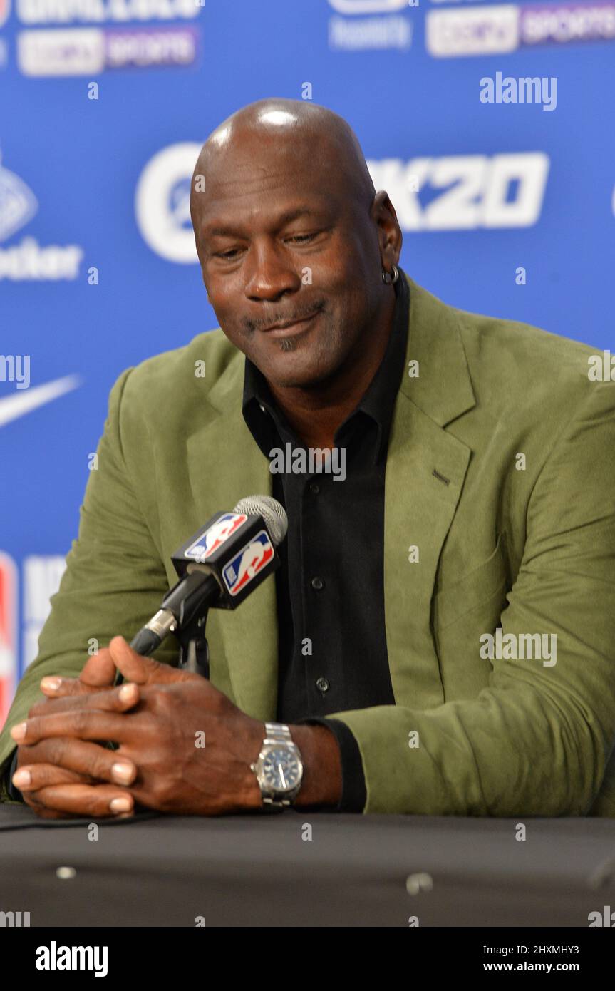 Michael jordan portrait bulls hi-res stock photography and images - Alamy