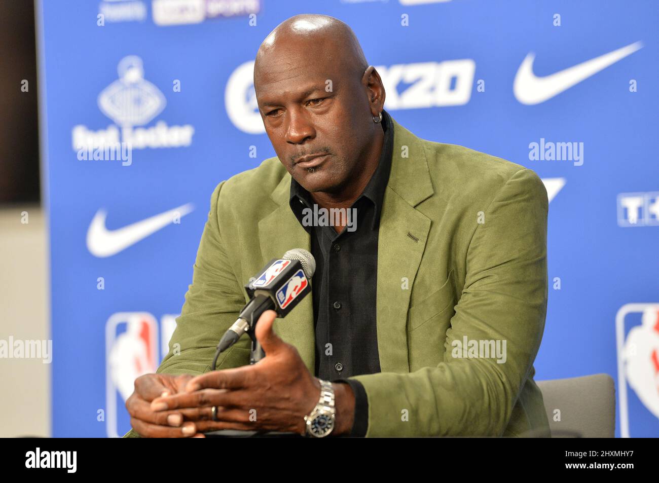 Michael Jordan attends a press conference Stock Photo - Alamy