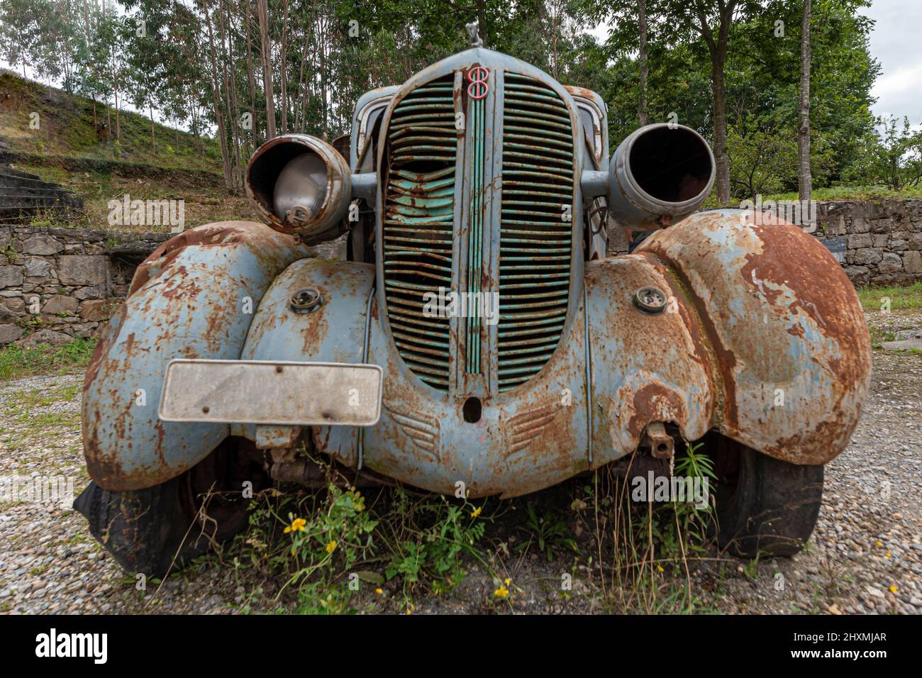 Damaged and rusty old car Stock Photo - Alamy