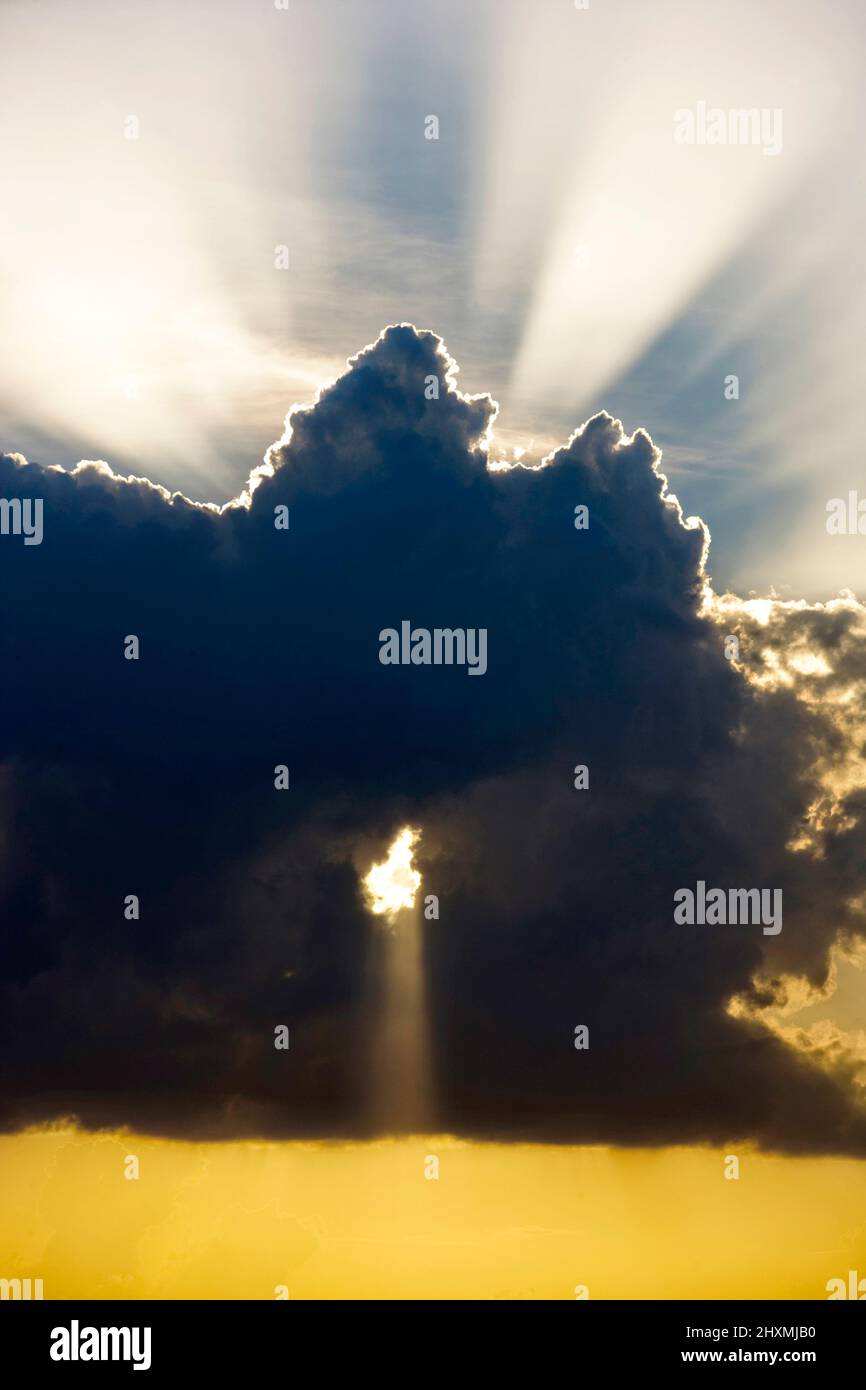 Breaking sun rays hi-res stock photography and images - Alamy