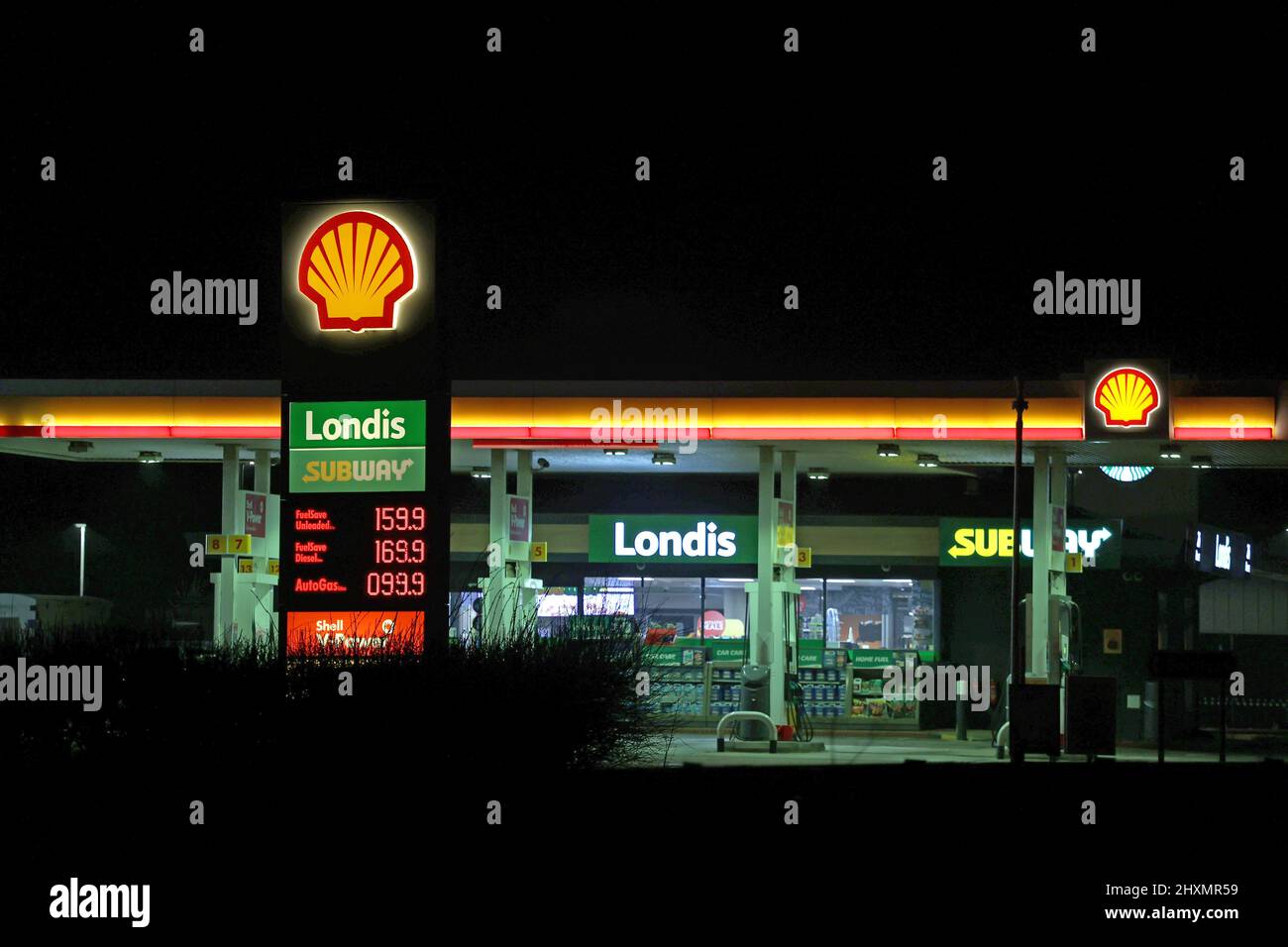 Peterborough, UK. 07th Mar, 2022. A Shell garage on the A1, north of ...
