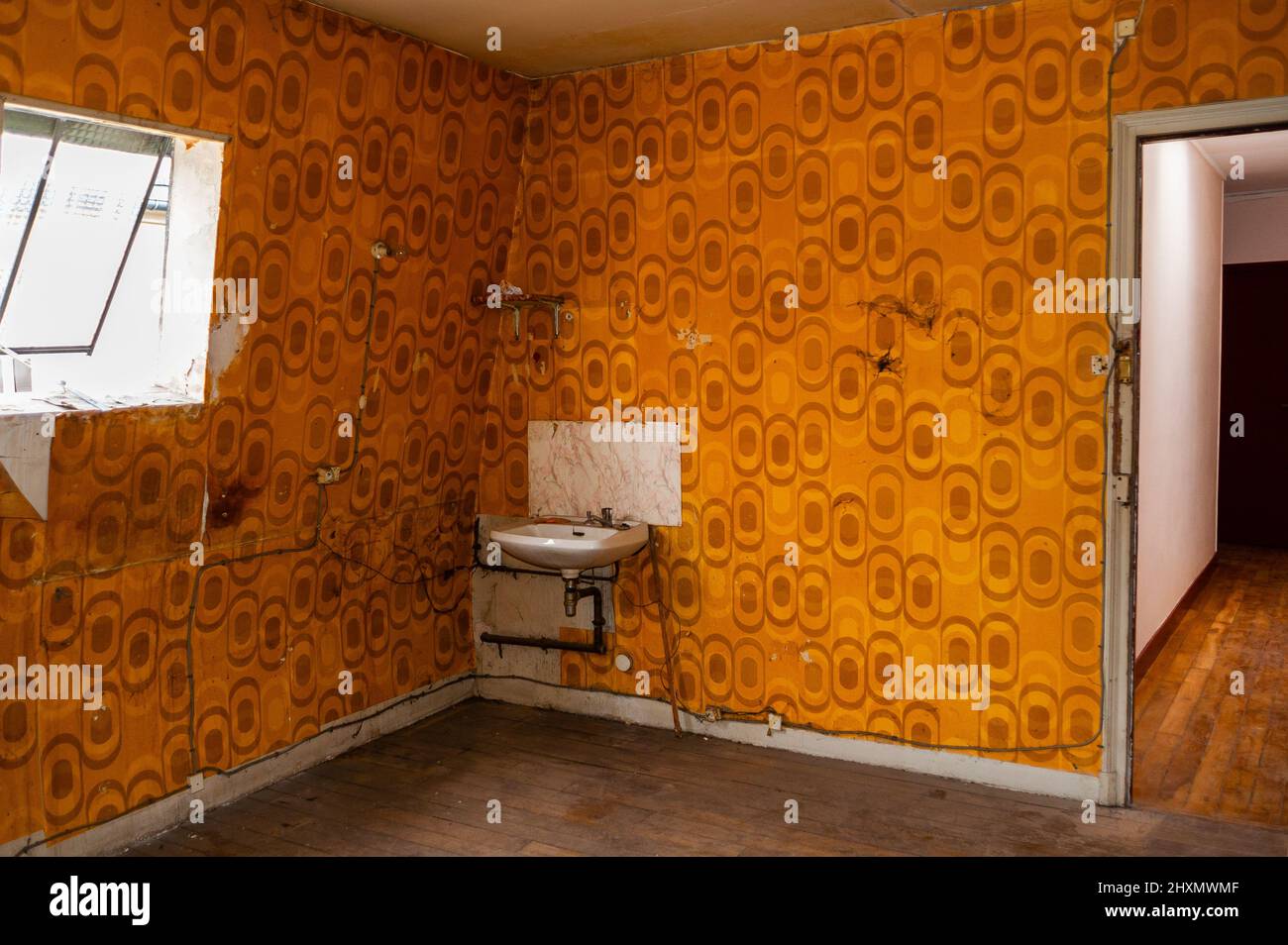Poor paris apartment hi-res stock photography and images - Alamy