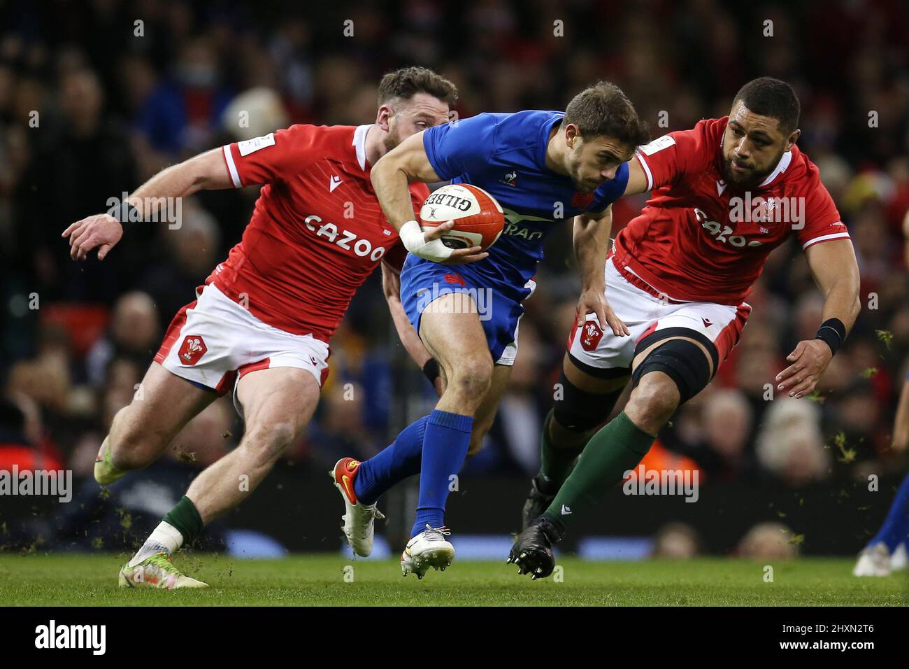 Melvyn Jaminet of France (c) breaks away from Alex Cuthbert (l) and ...