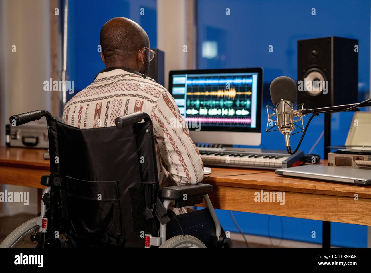 Singer using microphone hi-res stock photography and images - Alamy