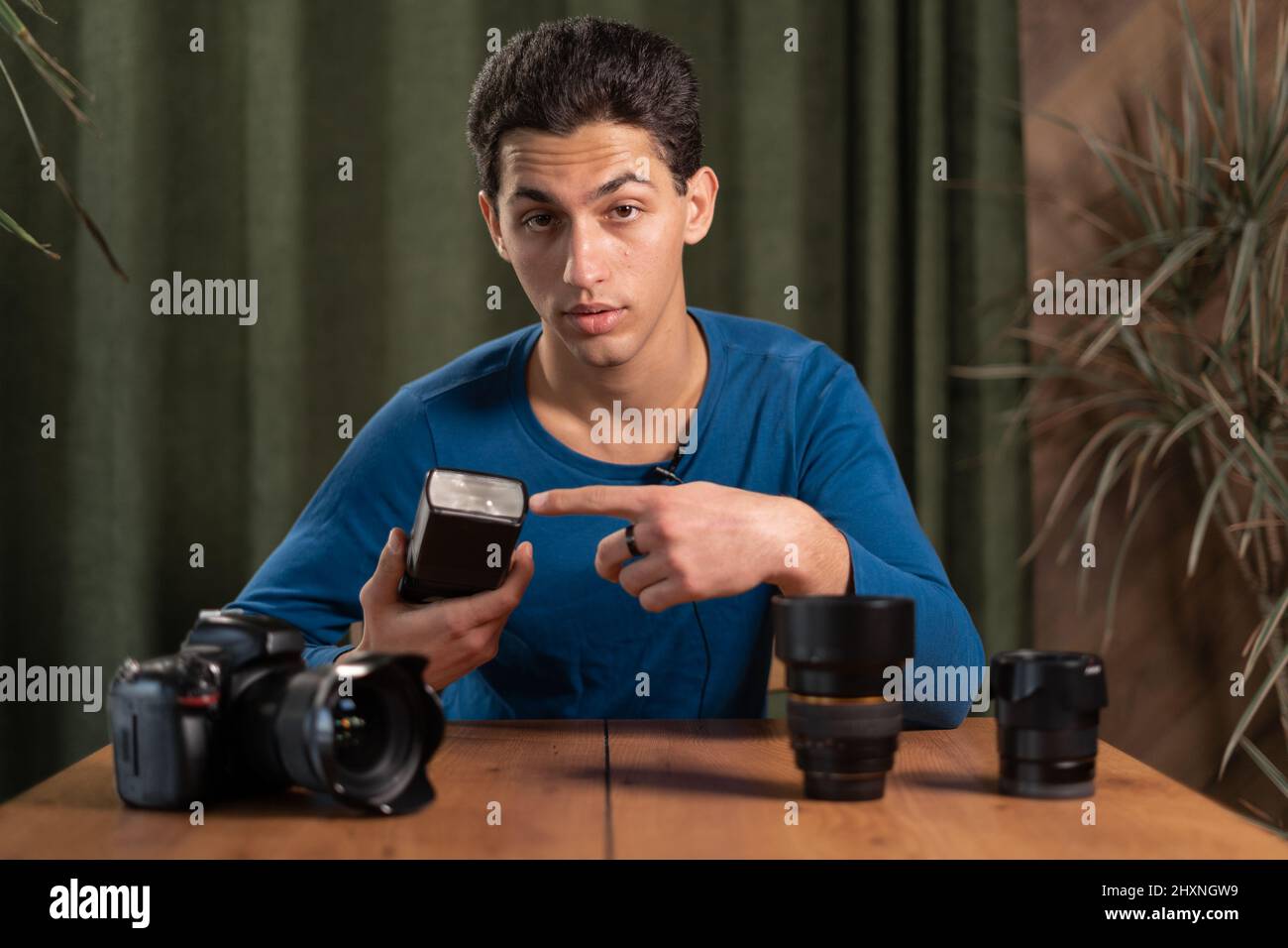 The photographer guy makes an overview of the flash settings and the ...