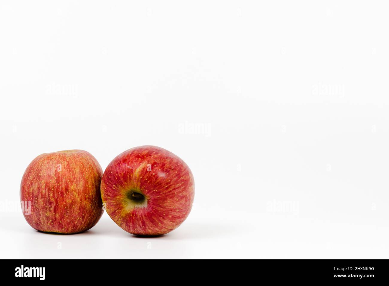 Red apples fruit hi-res stock photography and images - Alamy
