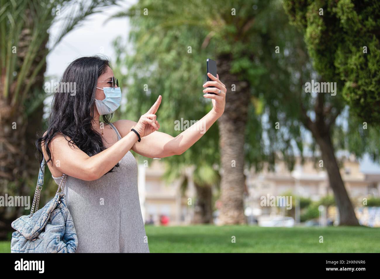 Person doing a peace sign hi-res stock photography and images - Alamy