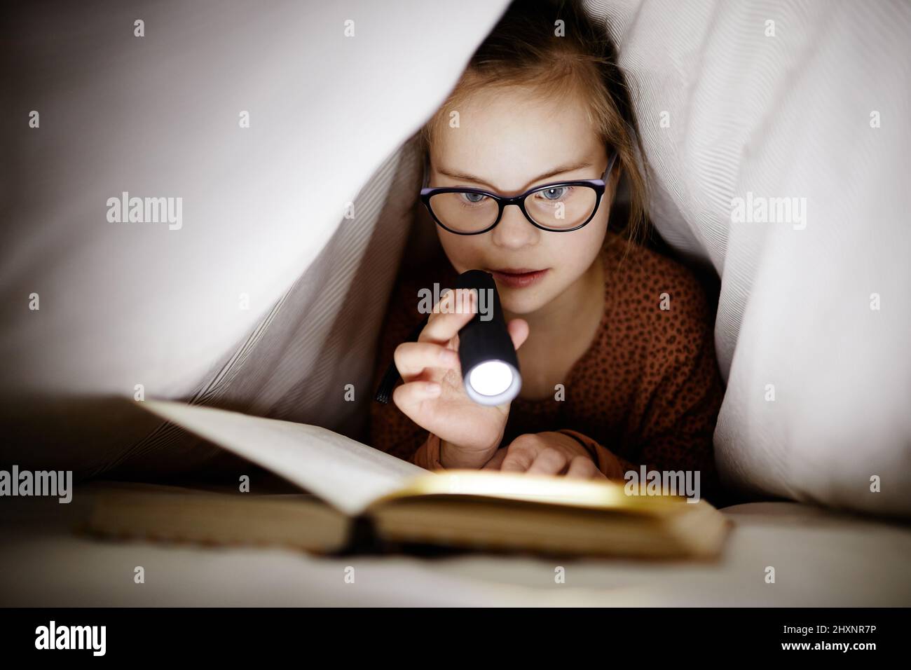 Read under covers flashlight hi-res stock photography and images - Alamy