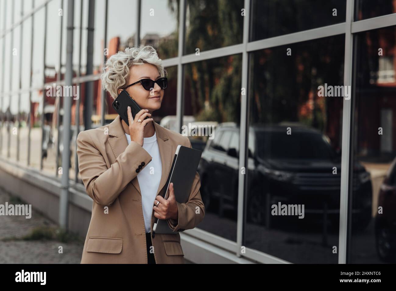 Modern business lady freelance work hi-res stock photography and images ...