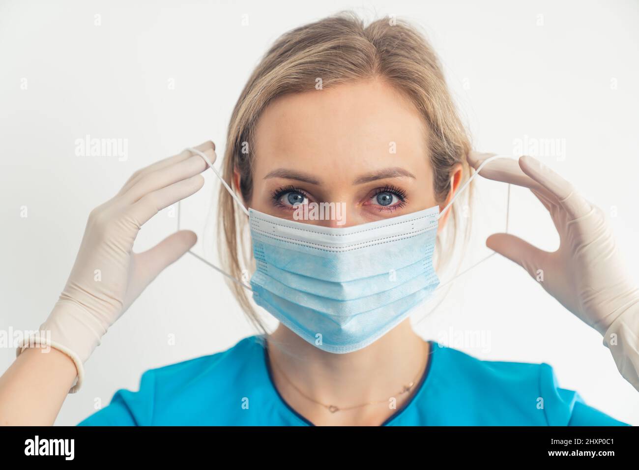 The proper way to put on and remove protective surgical mask ...