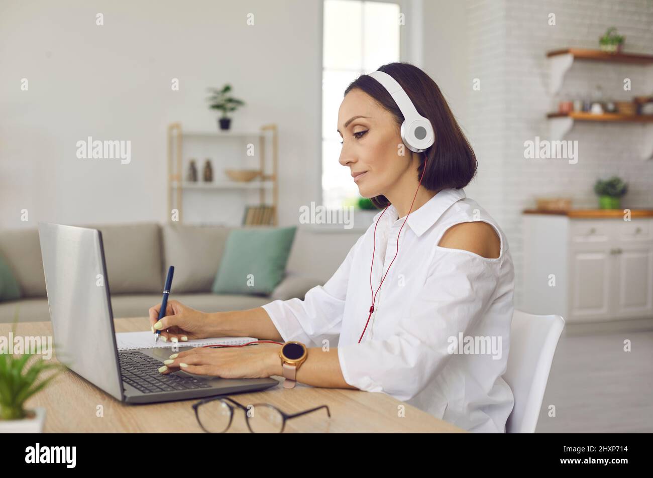 Computer class headphones hi-res stock photography and images - Alamy